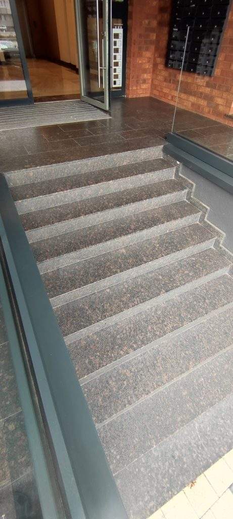 Granit maro periat Tan Brown. La comanda trepte, glaf, blat, insula